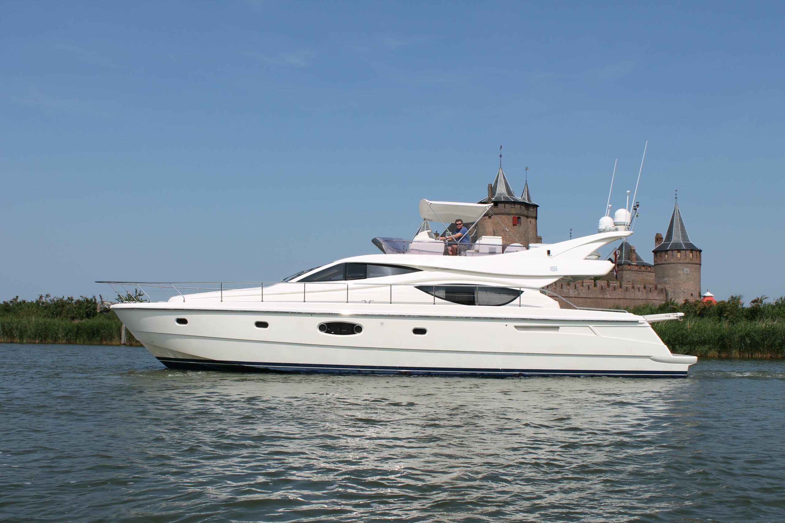 Ferretti 550 - Lengers Yachts: Luxury Yacht dealer Europe