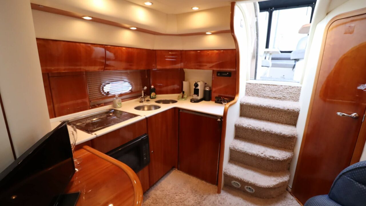 Princess V42 - Lengers Yachts: Luxury Yacht dealer Europe