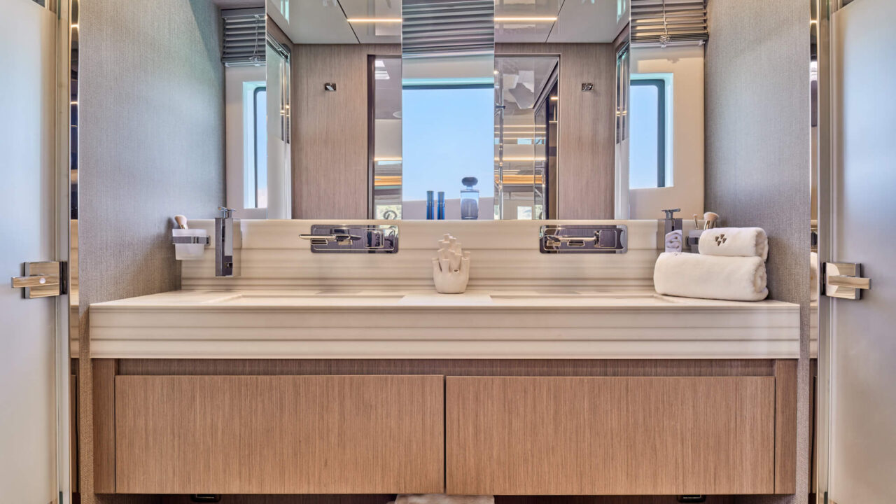 Prestige M8 - Lengers Yachts: Luxury Yacht dealer Europe