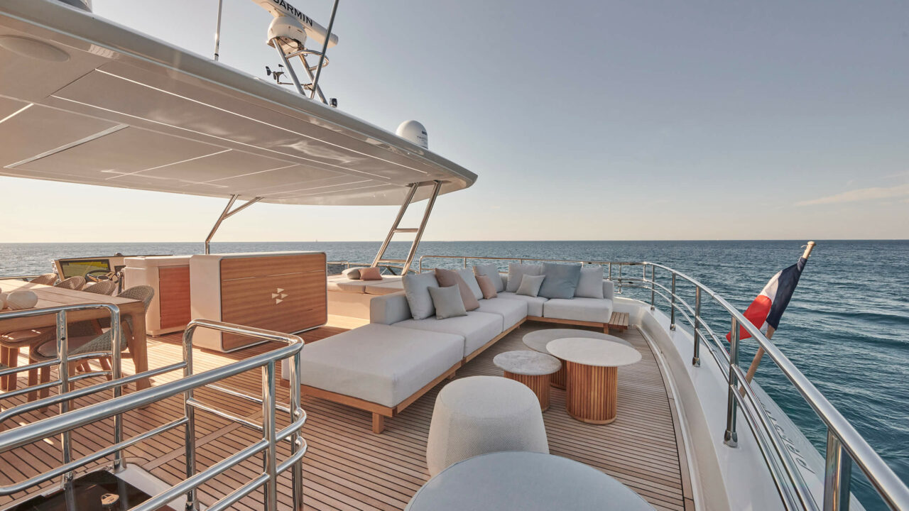 Prestige M8 - Lengers Yachts: Luxury Yacht dealer Europe