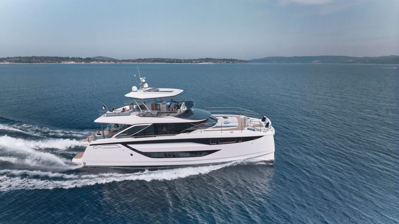 Prestige M8 - Lengers Yachts: Luxury Yacht dealer Europe