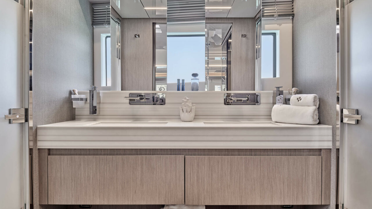 Prestige M8 - Lengers Yachts: Luxury Yacht dealer Europe